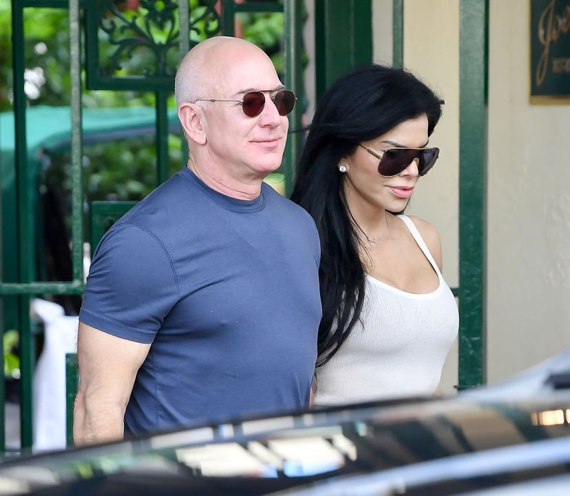 Безос продава акции на Амазон за околу 2 милијарди долари