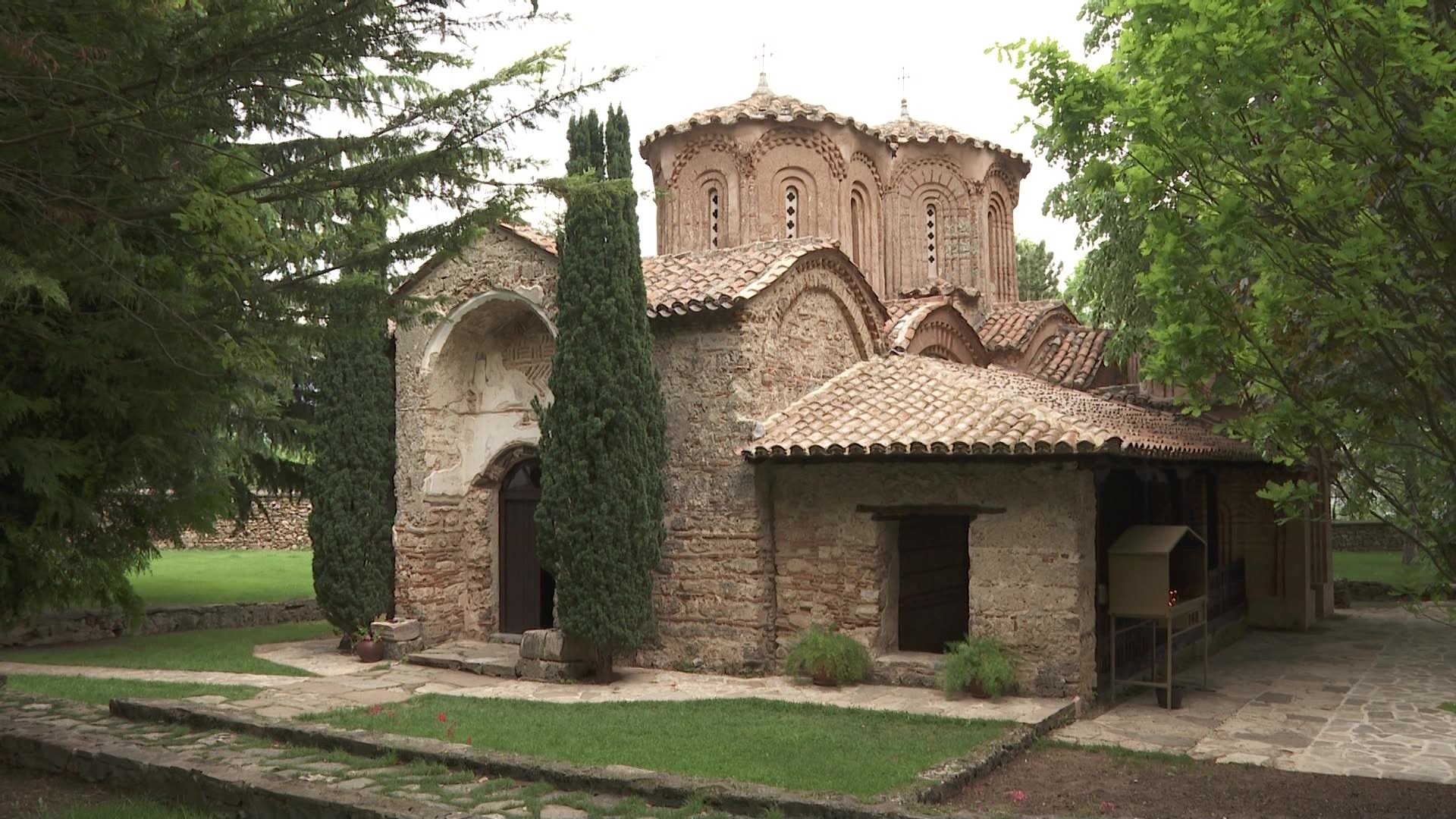 Канал 5 во манастриот Богородица Елеуса познат по крстот на бесконечноста