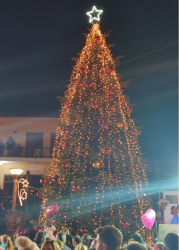Осветлена првата новогодишна елка во Грција за оваа година ...
