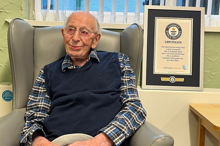 Во Англија почина најстариот маж на светот ВИДЕО