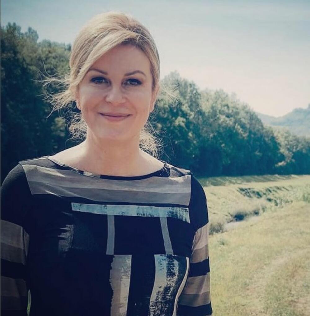 Тајната на кошулата на КОЛИНДА ГРАБАР која чини 1350 долари и веќе ја нема во продажба