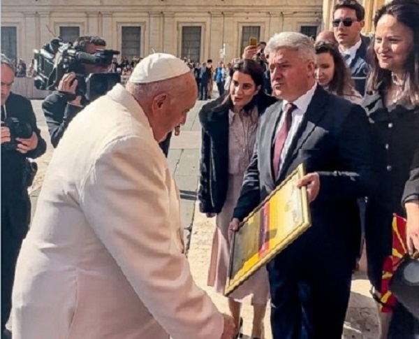 Папата Франциск ДОБИ ПРИЗНАНИЕ од Иванов и Школата за млади лидери