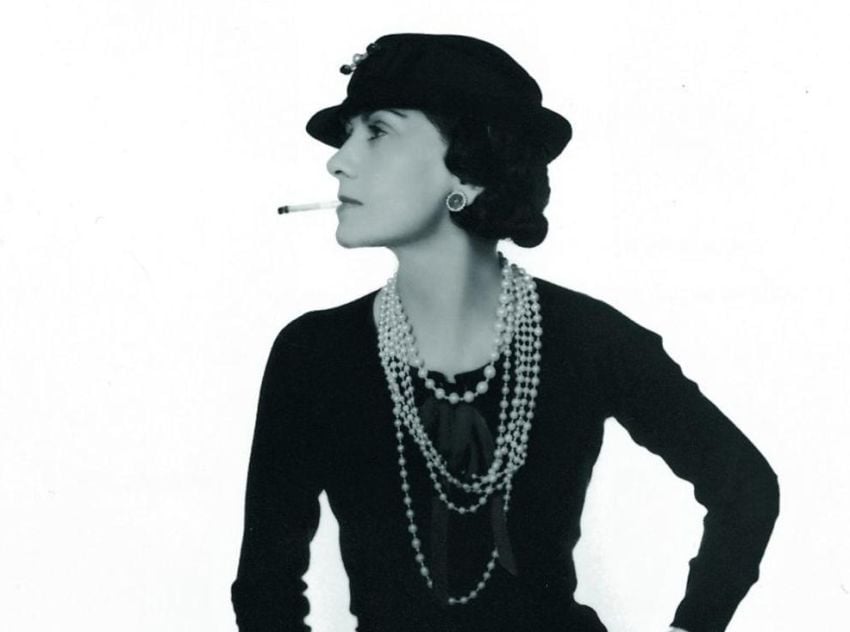 7 безвременски совети од Коко Шанел „Бирајте ги љубовниците не носете корсети ослободете ги