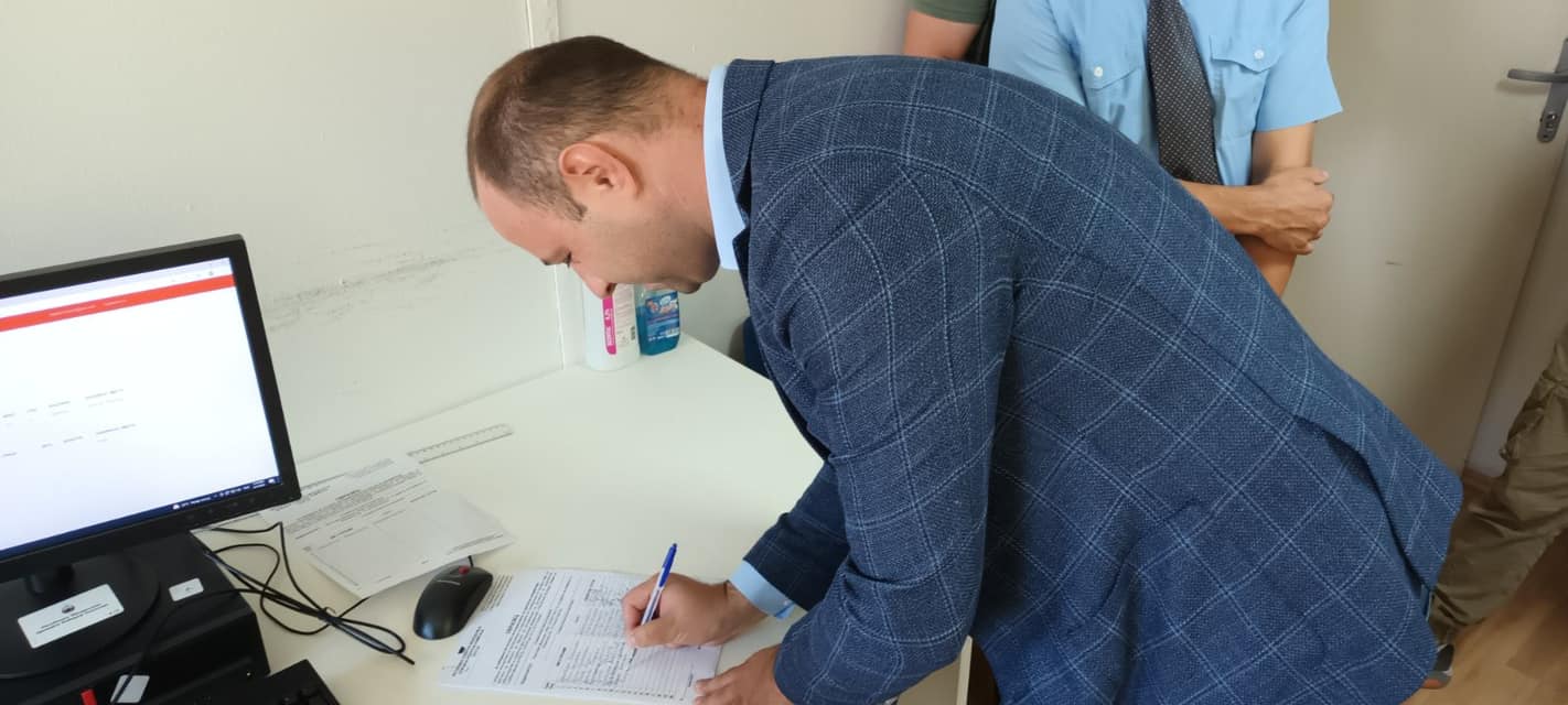 Мисајловски се потпиша на иницијативата за референдум Повикувам на
