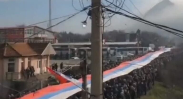 Огромно српско знаме на протестите на Србите на северот на Косово ...