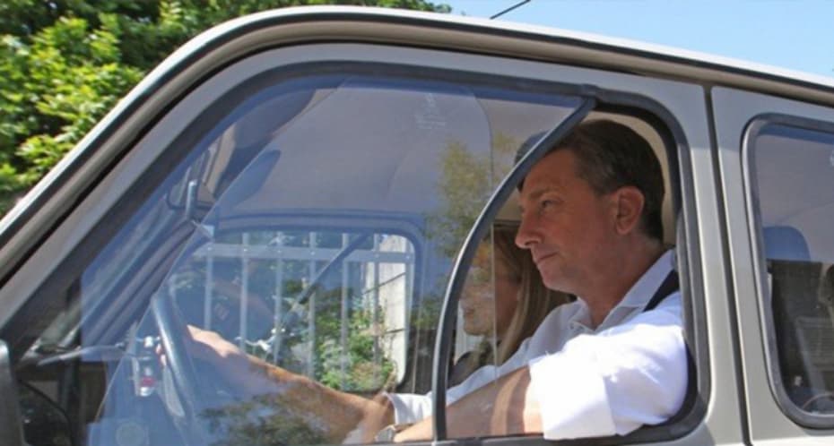 Поранешниот словенечки претседател го продал своето Рено 4 за 60 000 евра и ги донирал