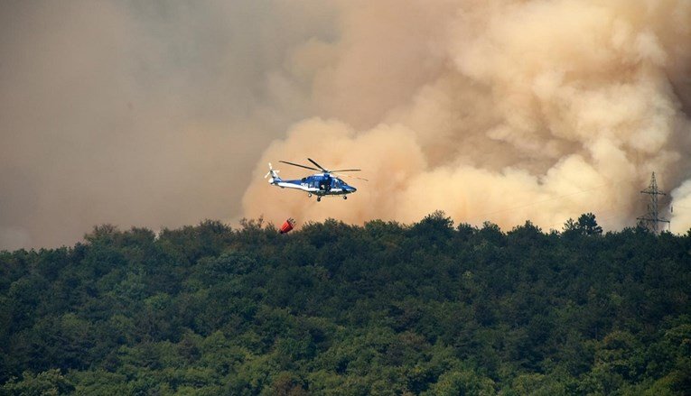 Силен ветер го отежнува гаснењето на огромниот пожар во Словенија (ВИДЕО)