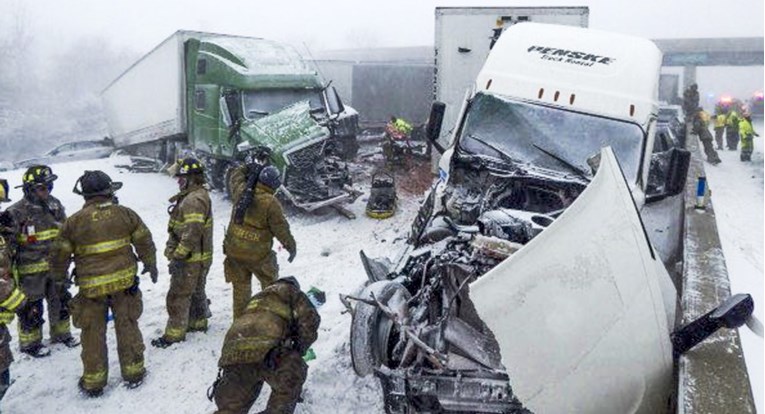 Снежна бура беснее низ САД Најмалку 16 жртви 800 000 без струја ВИДЕО Вечер