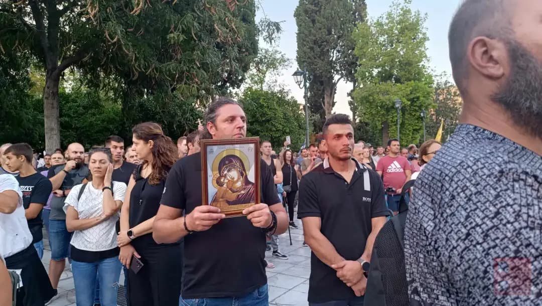 Со икони, крстови и темјан против новите биометриски лични карти, мирен ...