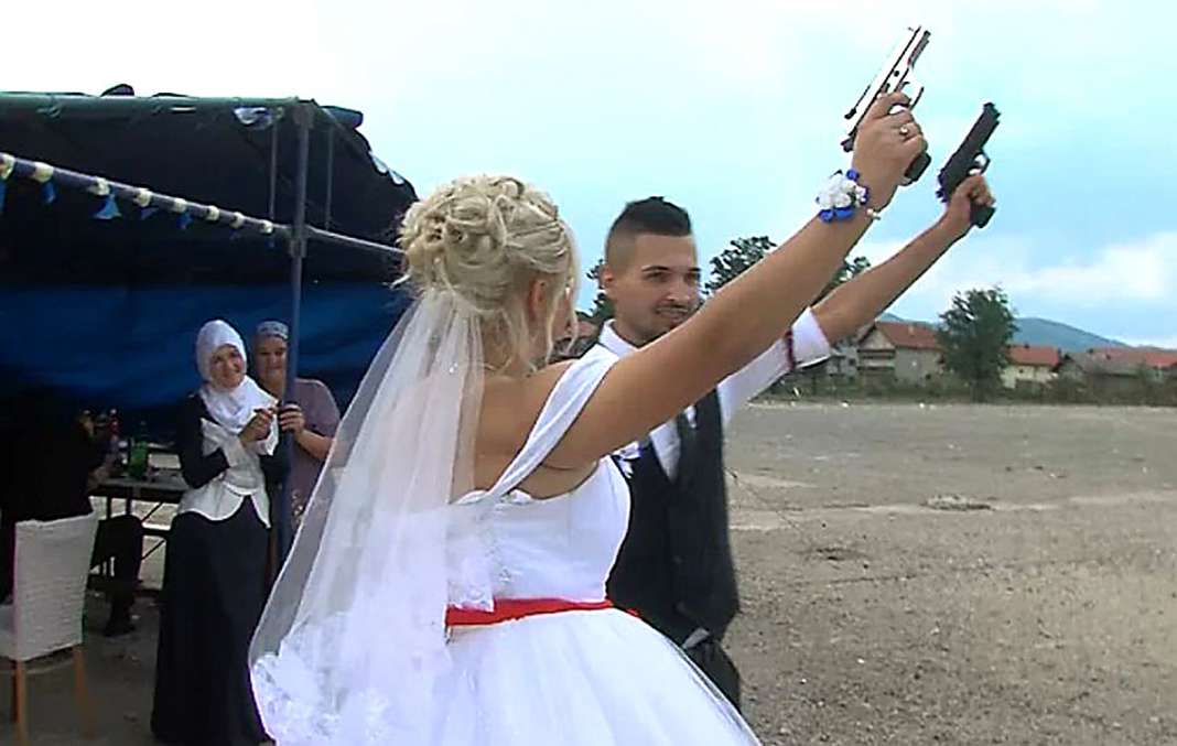 Кај нас НЕ СЕ ПУКА САМО НА ПОГРЕБИ