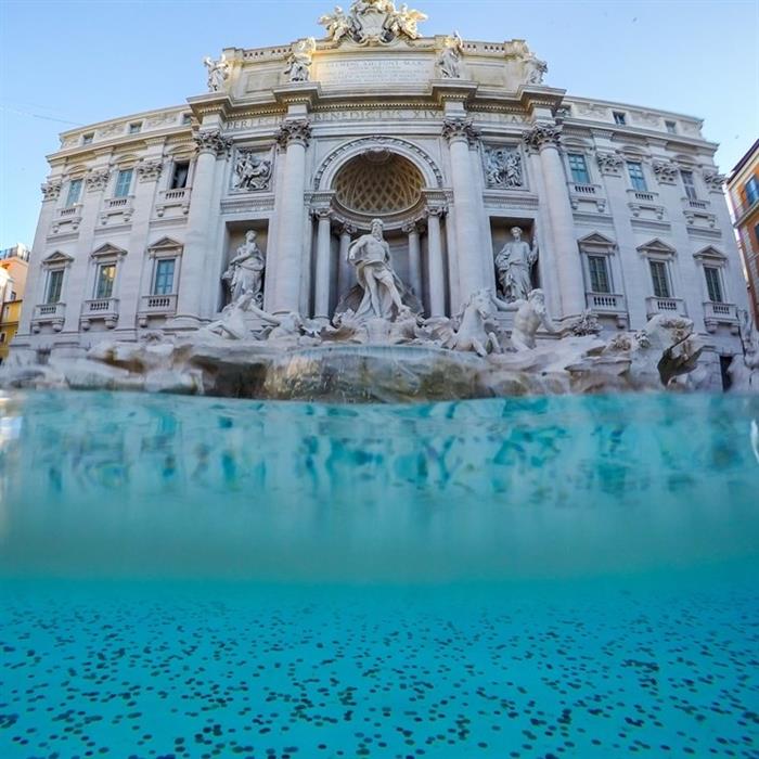Туристите секој ден во фонтаната Ди Треви во Рим фрлаат околу 3.000 ...