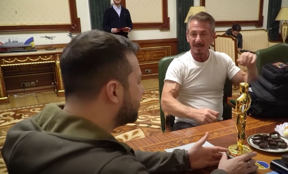 Видео: Холивудскиот актер Шон Пен му го поклони својот Оскар на Зеленски